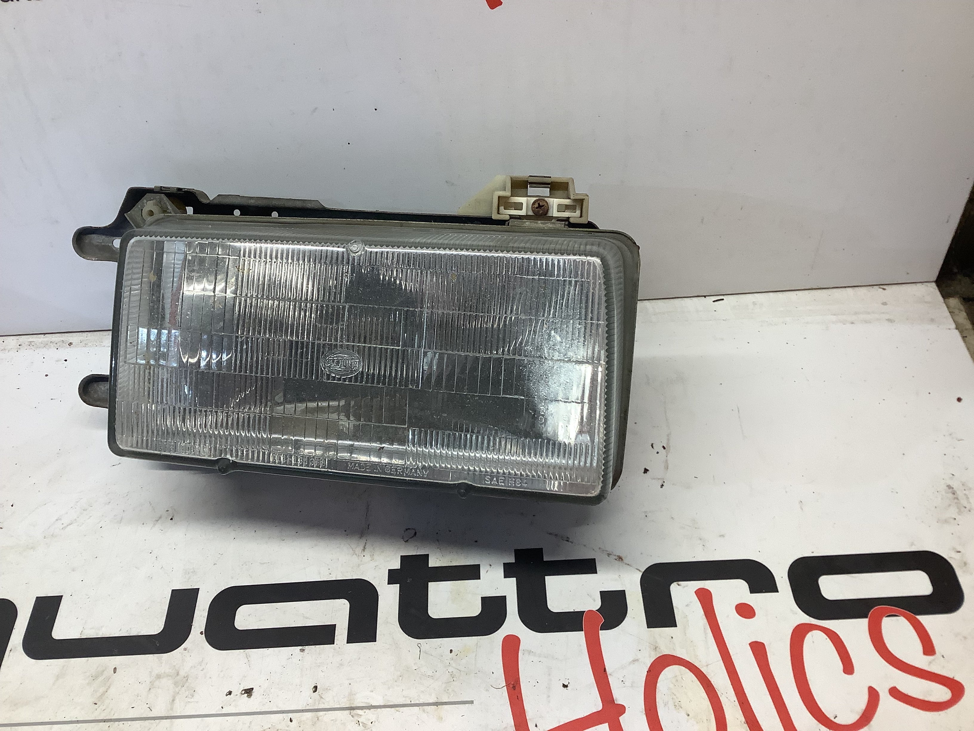 Passenger Headlight Right 813941004 B2 Hella – Quattroholics