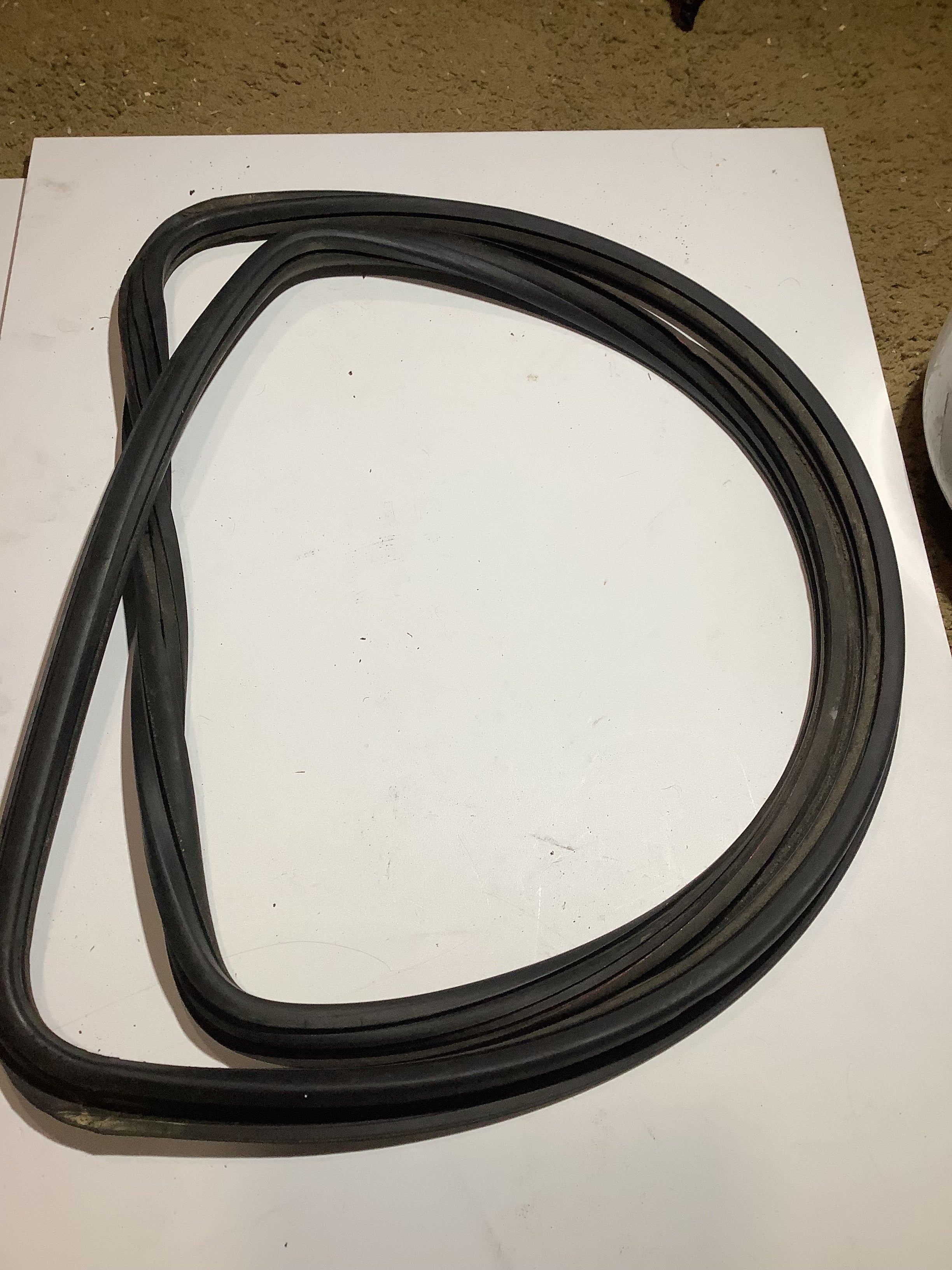 Rear Glass Rubber Seal 811845521G – Quattroholics