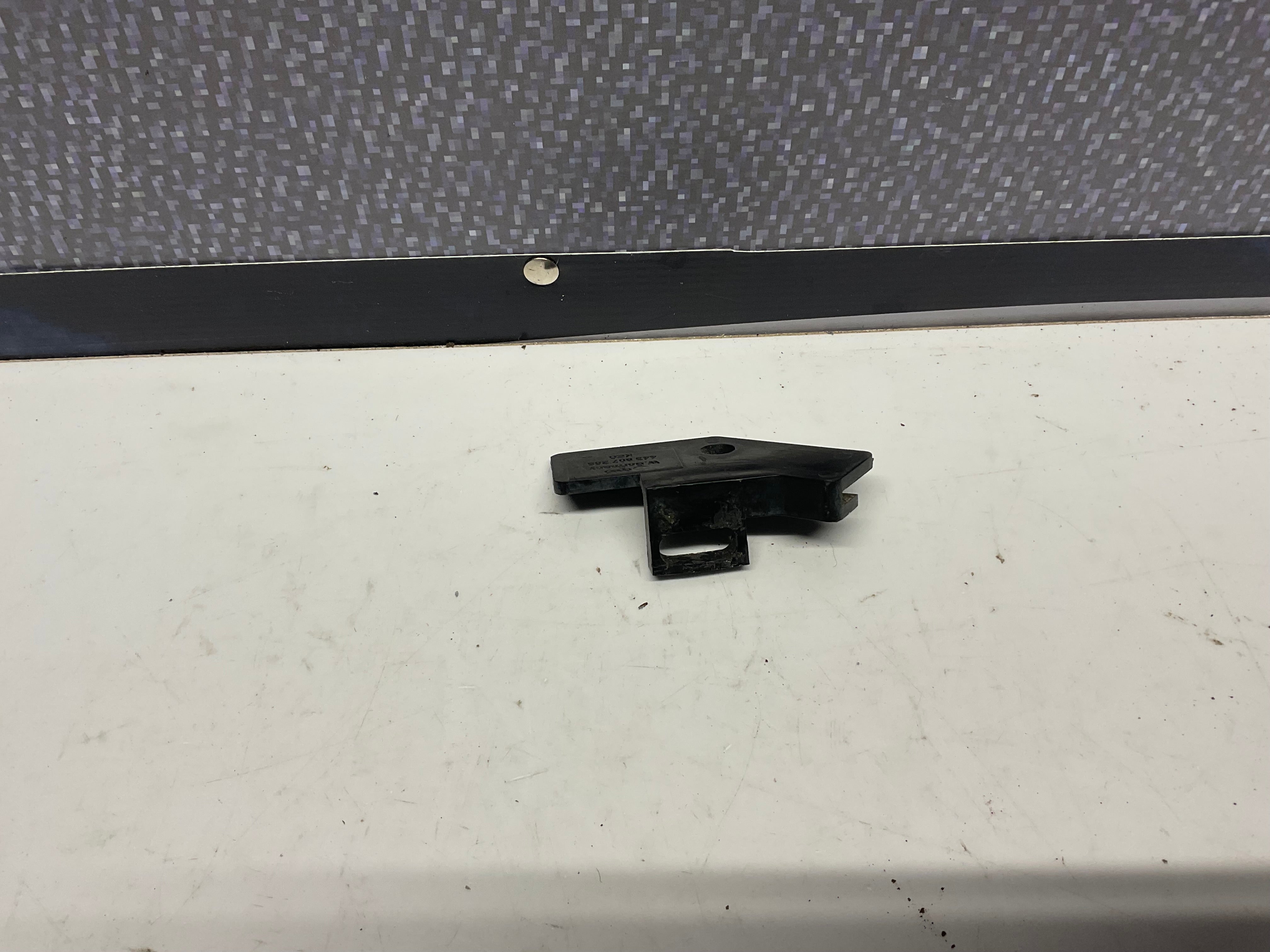 Top Bumper Trim Clip 443807265 – Quattroholics